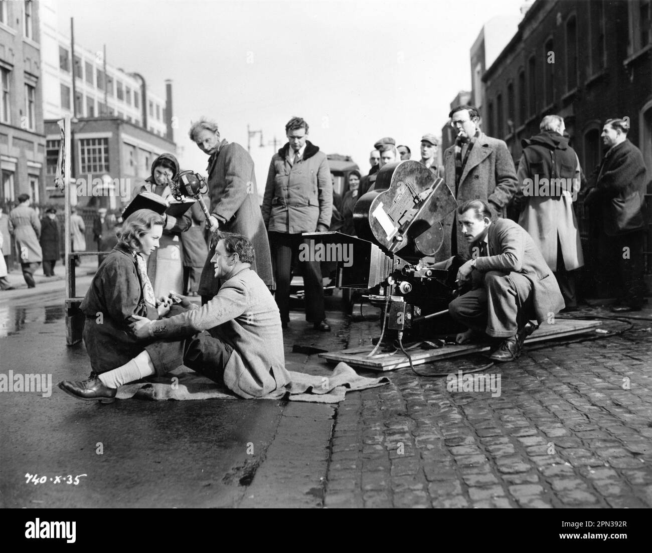 Homme des années 1950 en costume Banque d'images noir et blanc - Alamy