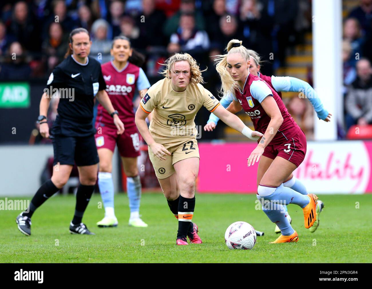 Erin Cuthbert de Chelsea (à gauche) et Aston Villa Alisha Lehmann se ...