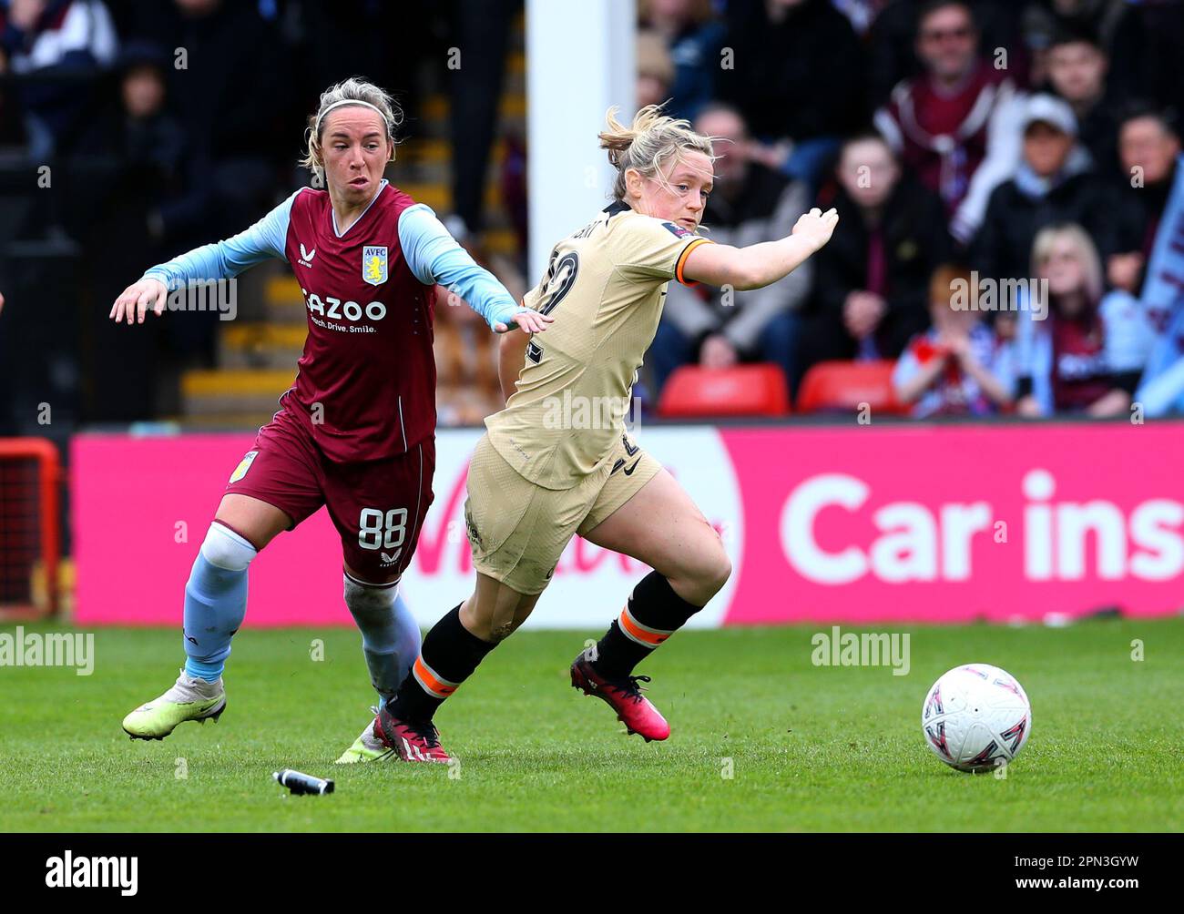 Erin Cuthbert de Chelsea (à droite) et Jordan Nobbs d'Aston Villa se ...