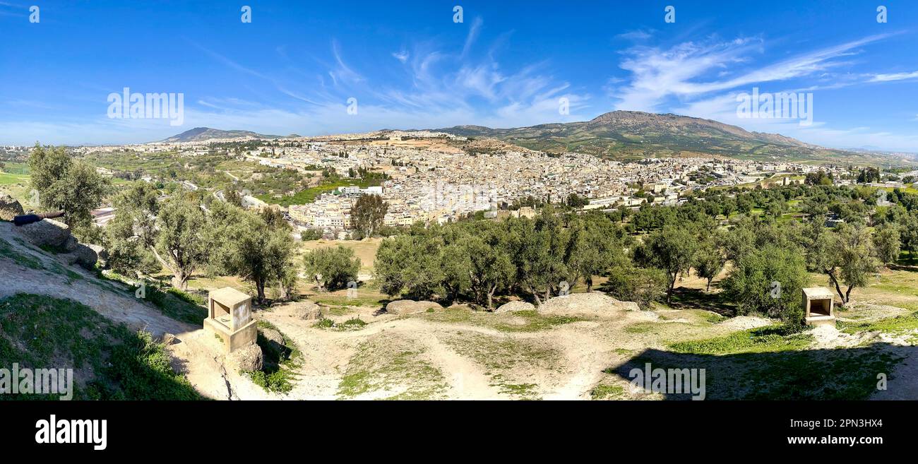 Fès, Maroc : Skyline de la ville avec l'ancienne médina et la ville ...