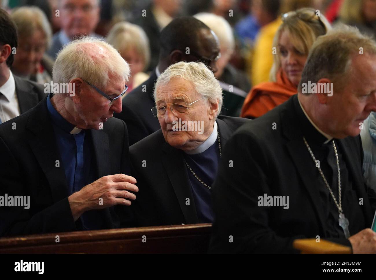 Le révérend Harold Good (au centre), avec des politiciens, des membres ...