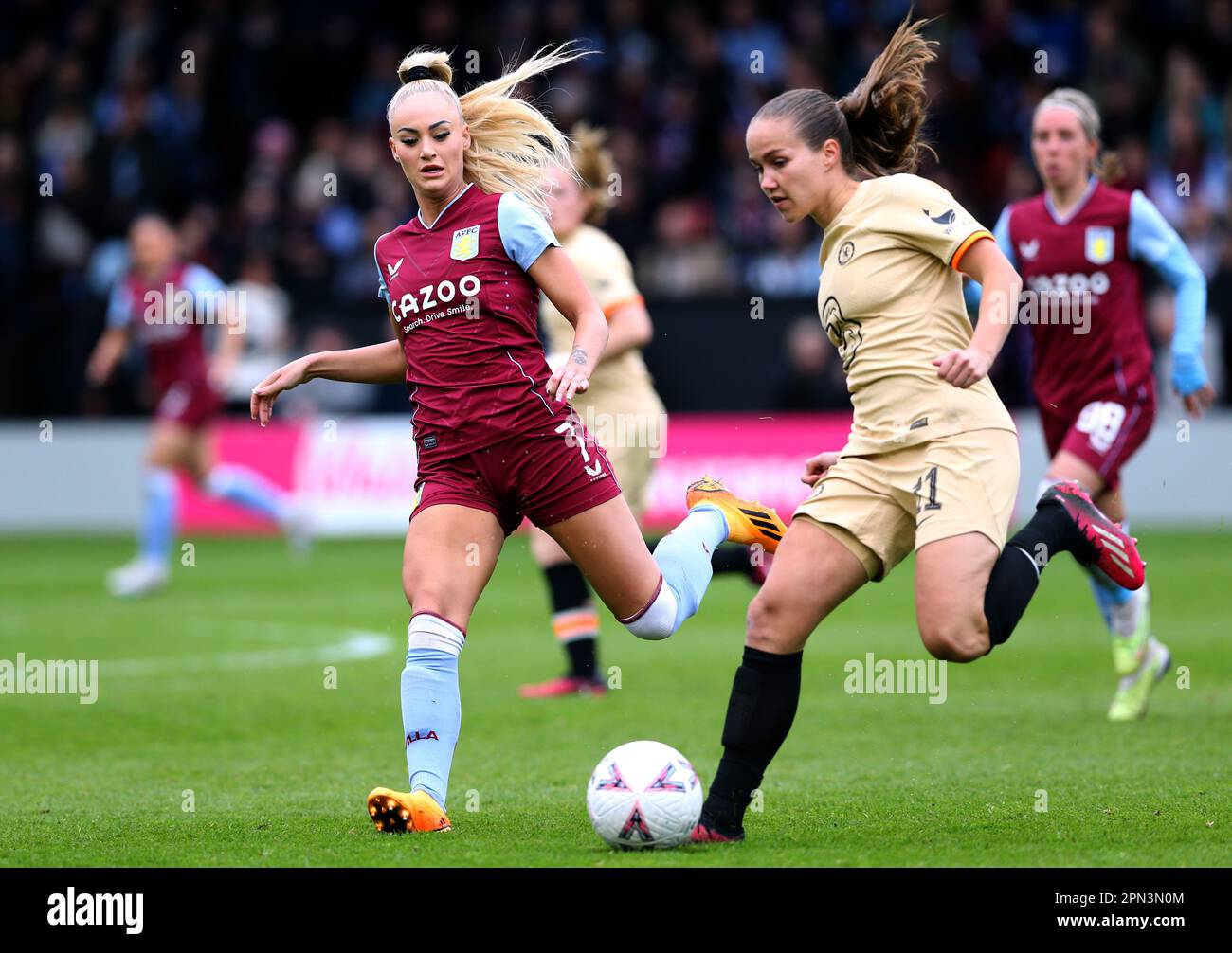 Aston Villa's Alisha Lehmann (à gauche) et Guro Reiten de Chelsea se ...
