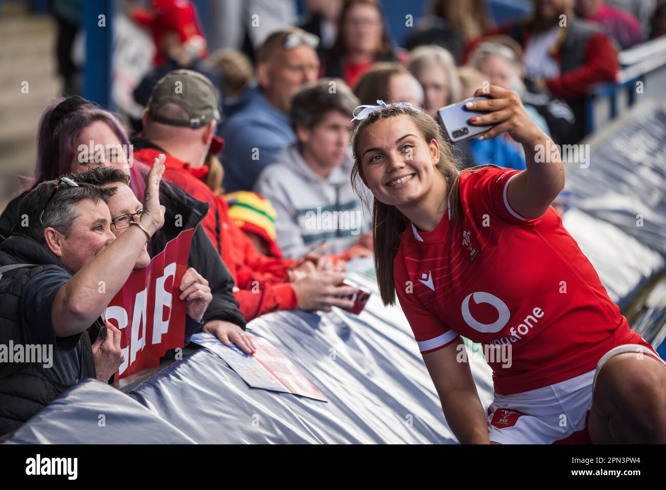 Cardiff, pays de Galles. 15th avril 2023. Bryonie King avec des fans ...