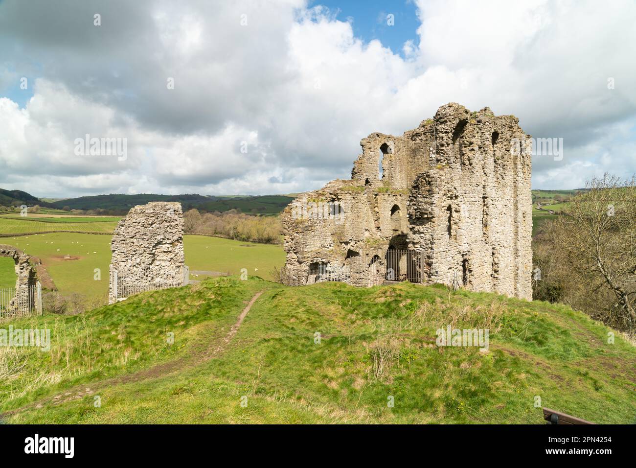 Une vue au nord des ruines du château de Clun, une structure normande ...