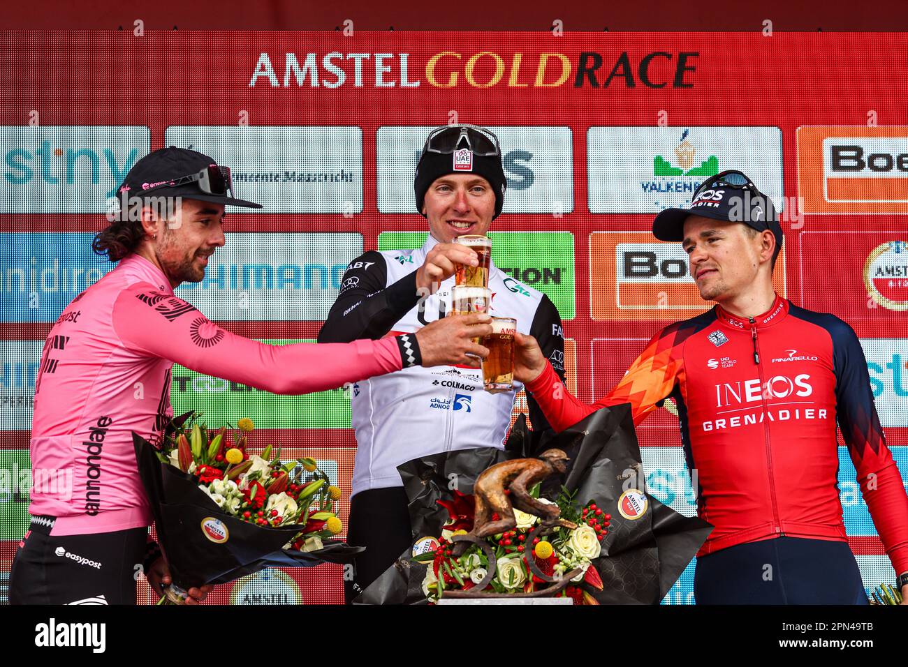 VALKENBURG – Ben Healy, Tadej Pogacar, Tom Pidcock sur le podium lors ...