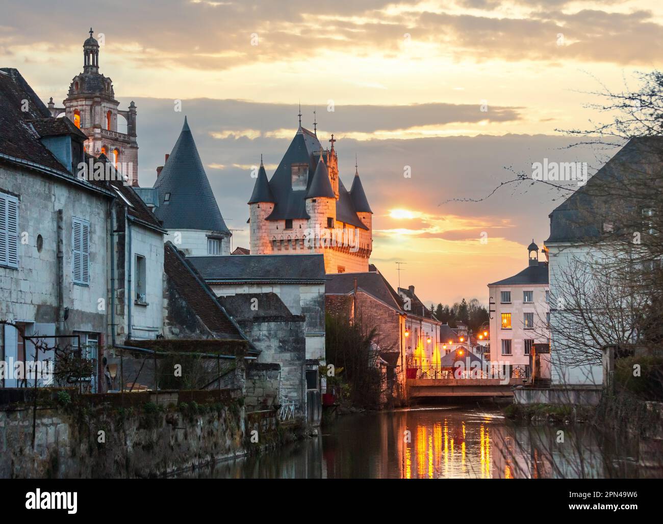 Cité royale de Loches (France) Vue de nuit de printemps. A été construit au 9ème siècle Photo ...