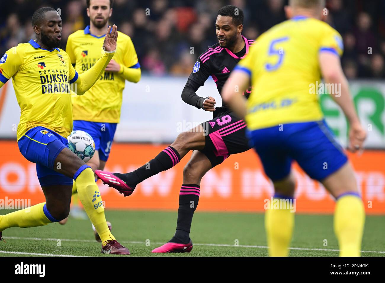 LEEUWARDEN - (lr) Calvin Mac-Intosch de SC Cambuur, Danilo de Feyenoord pendant le match de ...