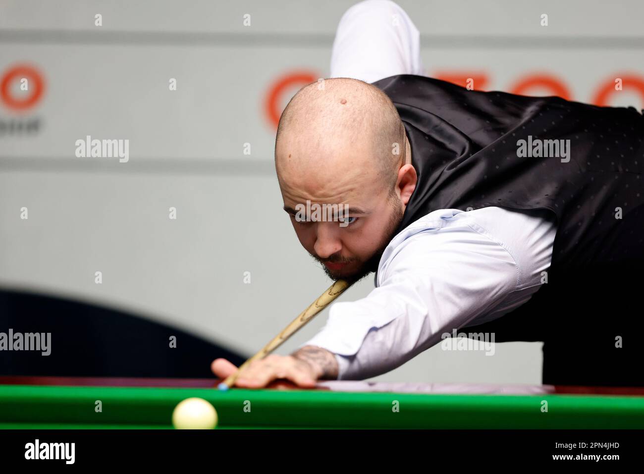 Luca Brecel pendant la deuxième journée du Championnat du monde de ...