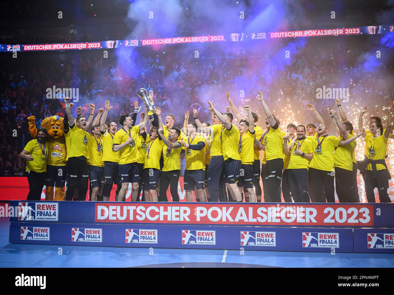 Équipe de jubilation RNL avec la coupe DHB tenue par Patrick GROETZKI ...