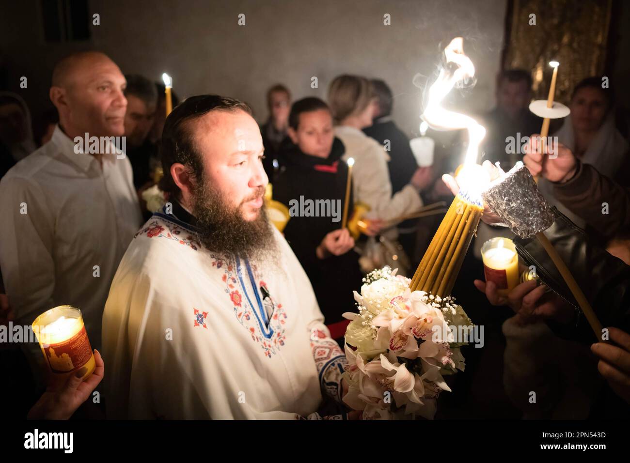PR. Daniel répand le feu sacré parmi les fidèles. Les fidèles de la paroisse de l'Annonciation ...