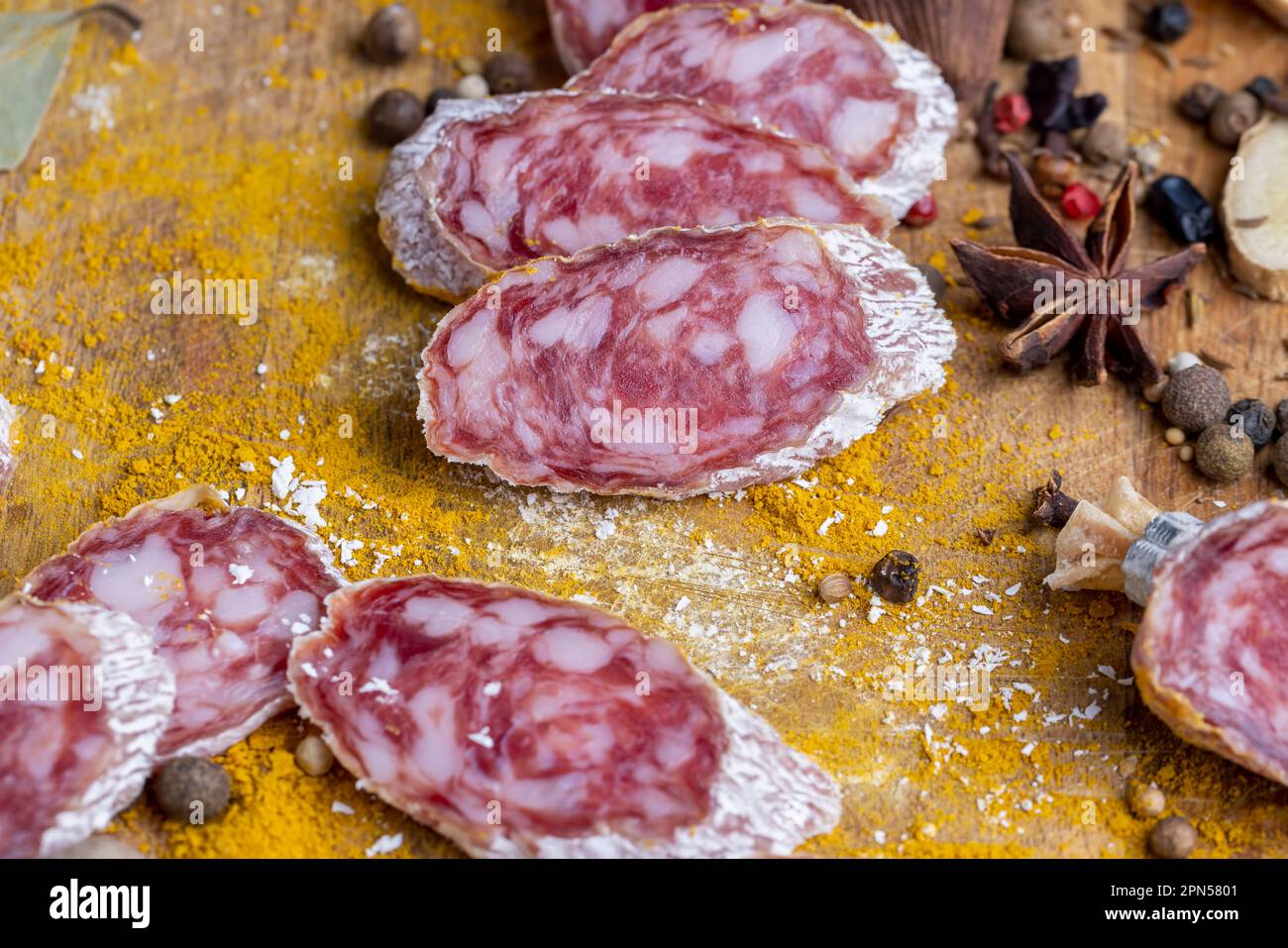 Saucisse de porc séchée avec moule blanc et épices, moule blanc sur saucisse de porc sèche avec ...