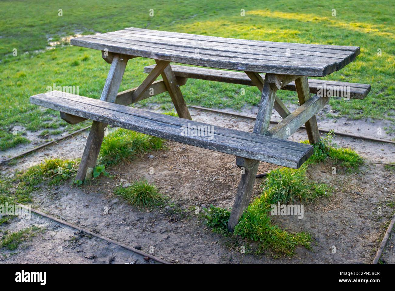 Ancienne table de pique-nique rustique en bois dans l'aire de pique ...