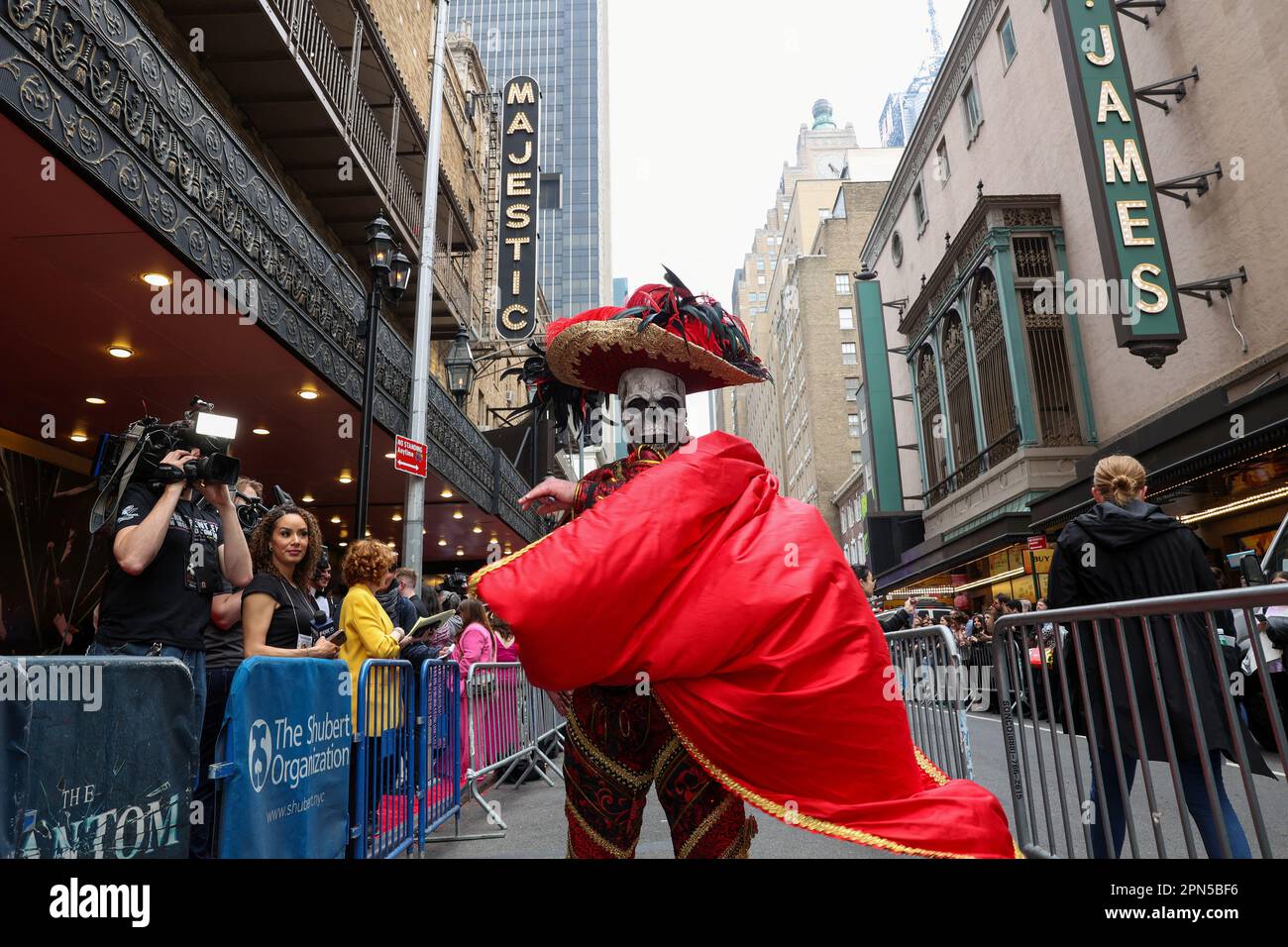 Un Fan Vêtu Dun Costume De Fantôme Pose Avant La Représentation Finale