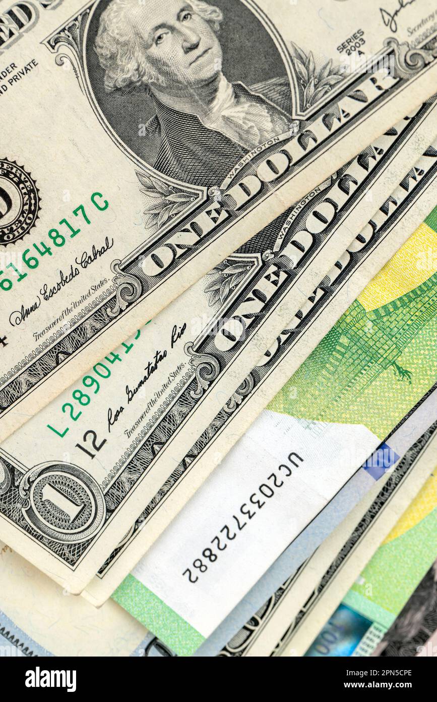 Monnaies différentes les dollars américains et l'euro de l'Union ...