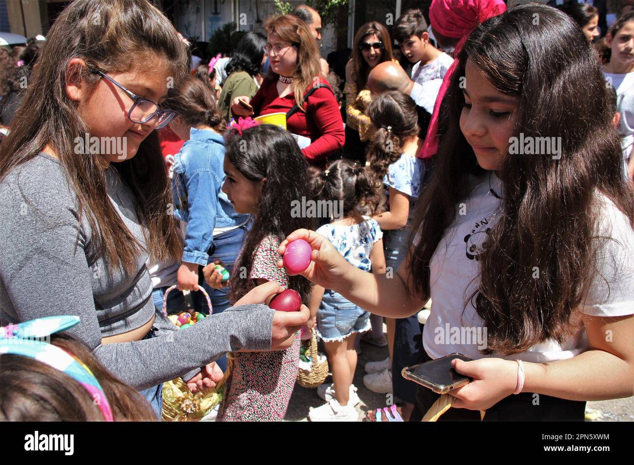 Hasbaya, Liban. 16th avril 2023. Deux filles jouent à la ponte lors de ...