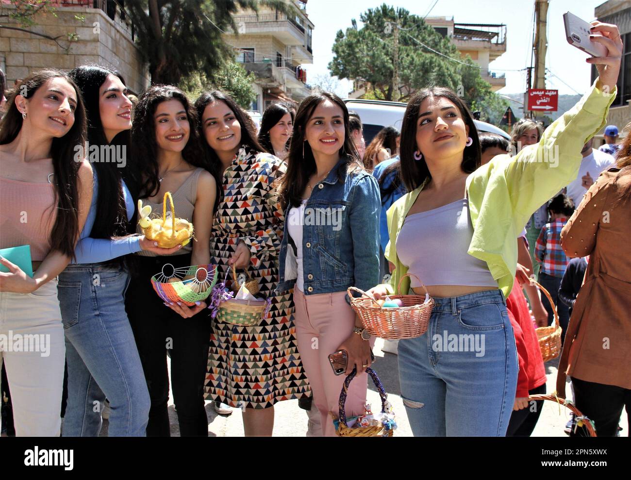 Hasbaya, Liban. 16th avril 2023. Un groupe de filles prennent un selfie ...