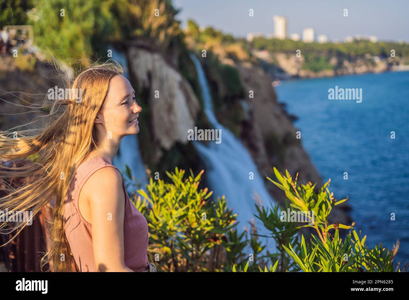 Belle femme avec de longs cheveux sur le fond de la cascade de Duden à ...