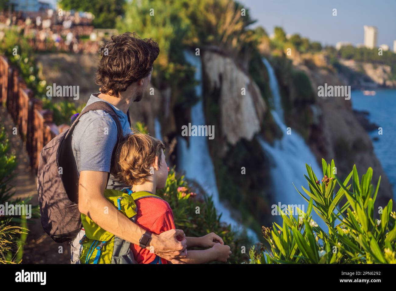 Père et fils touristes sur le fond de la cascade de Duden à Antalya ...