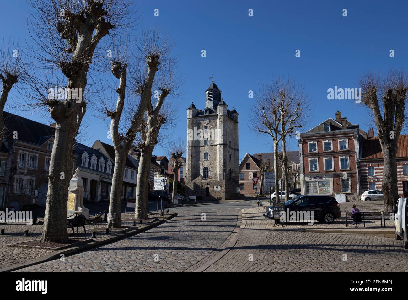SAINT RIQUIER, FRANCE, 4 AVRIL 2023 : vue sur la place de l'eglise et ...