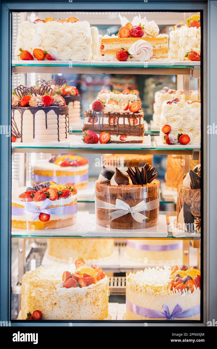 assortiment de pâtisseries délicieuses dans la boulangerie. Différents ...