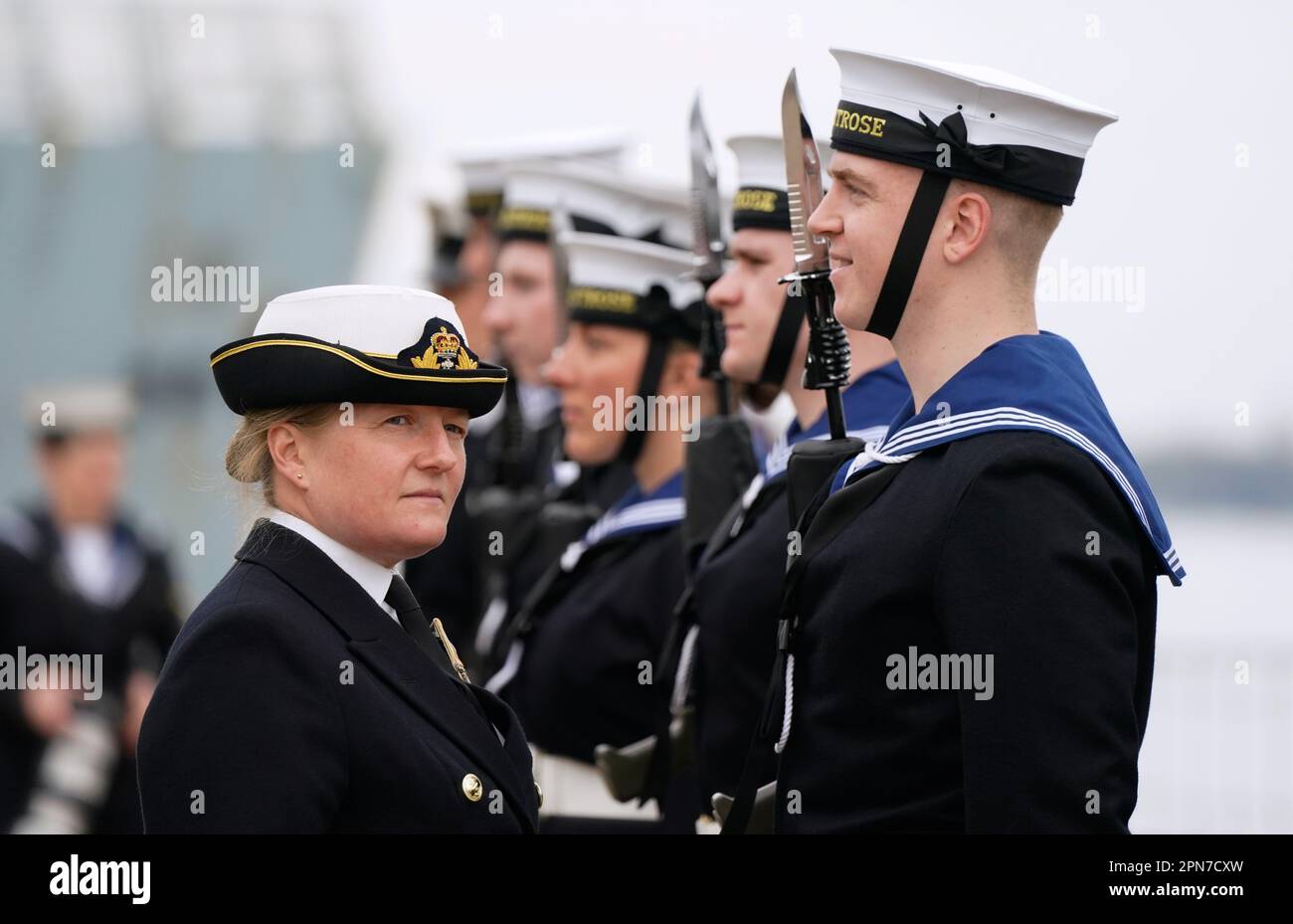 Le commandant Claire Thompson (à gauche) inspecte les marins lors de la ...