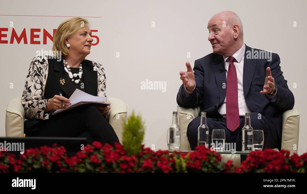 L'Ambassadeur Nancy Soderberg et Mark Durkan sont sur scène lors de la ...