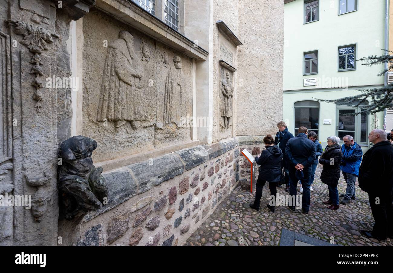 17 avril 2023, Saxe-Anhalt, Lutherstadt Wittenberg: Les participants à ...