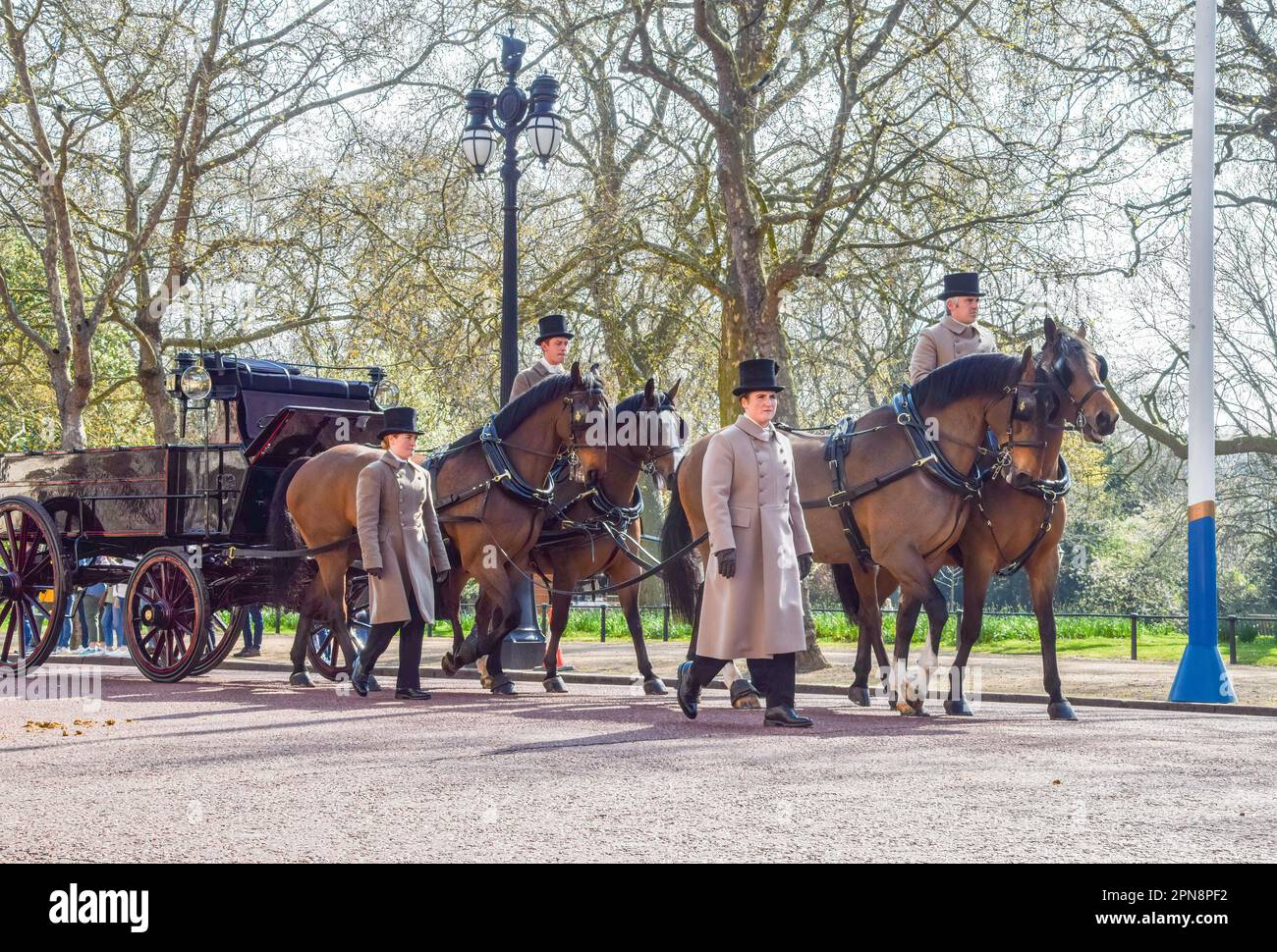 Londres, Royaume-Uni. 17th avril 2023. Une calèche passe à travers le ...