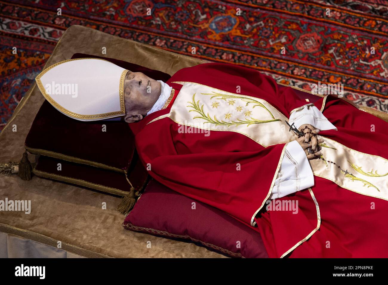 Le corps du Pape émérite Benoît XVI se pose en état à Saint Basilique ...
