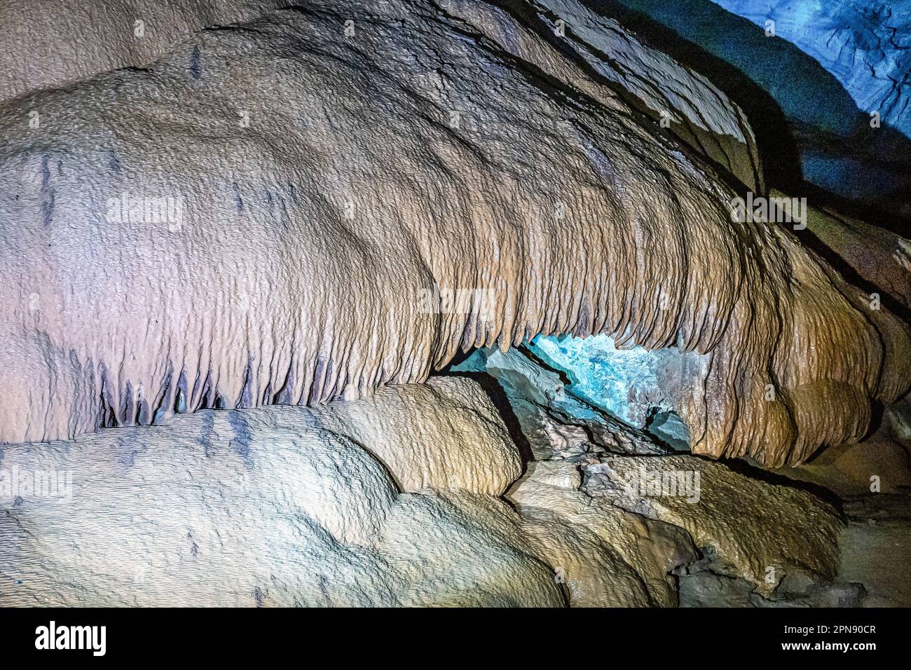 Grotte calcaire des formations de stalactites et de stalagmites, la ...