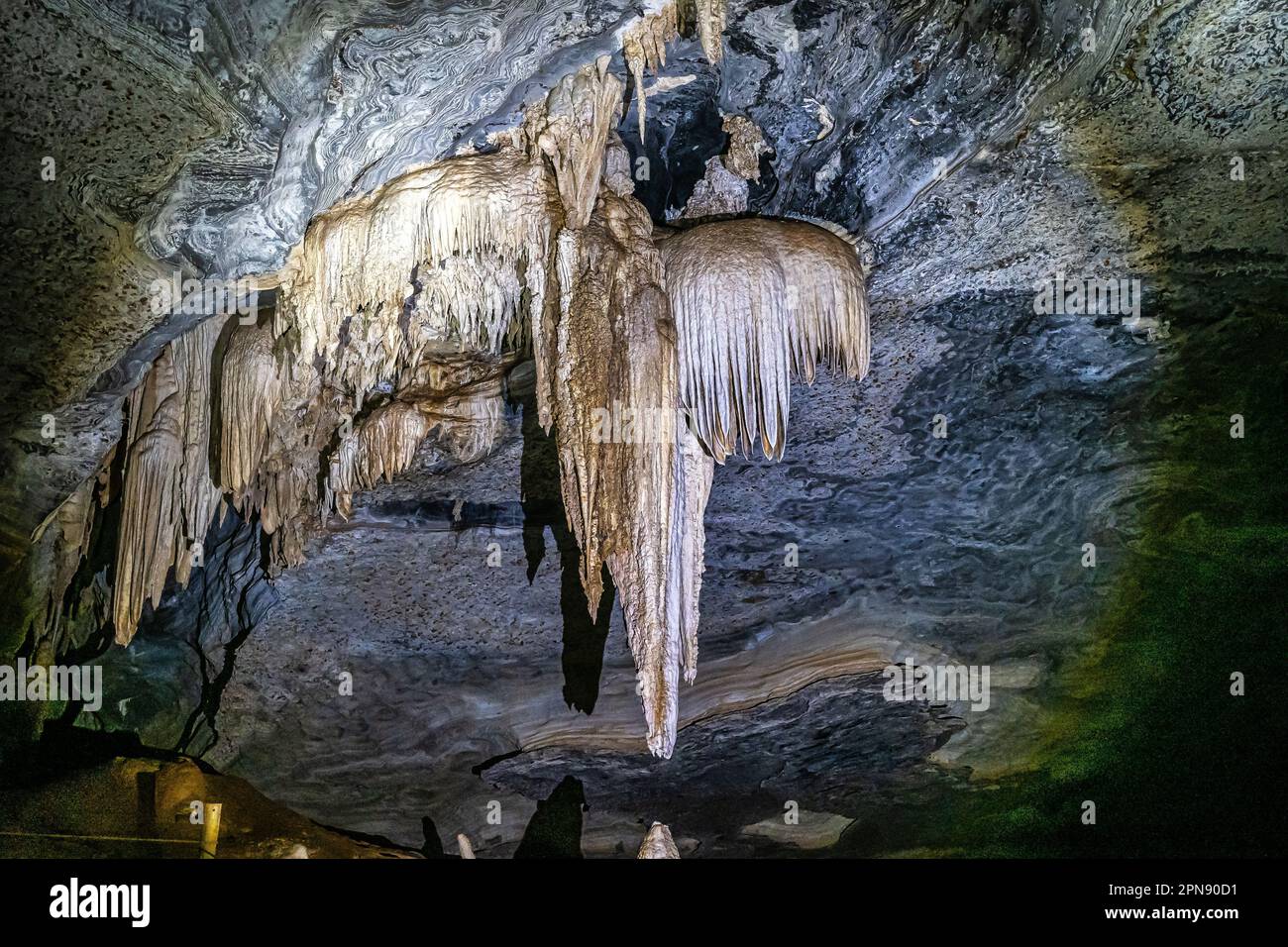 Grotte calcaire des formations de stalactites et de stalagmites, la ...