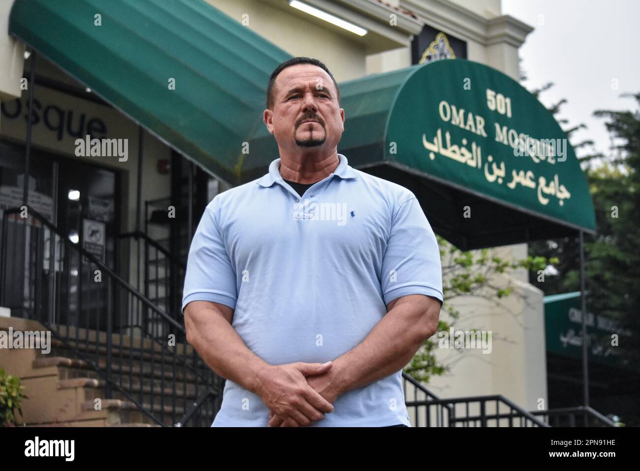 Héros, Moneer Simron se dresse devant la mosquée Omar. Moneer Simron a ...
