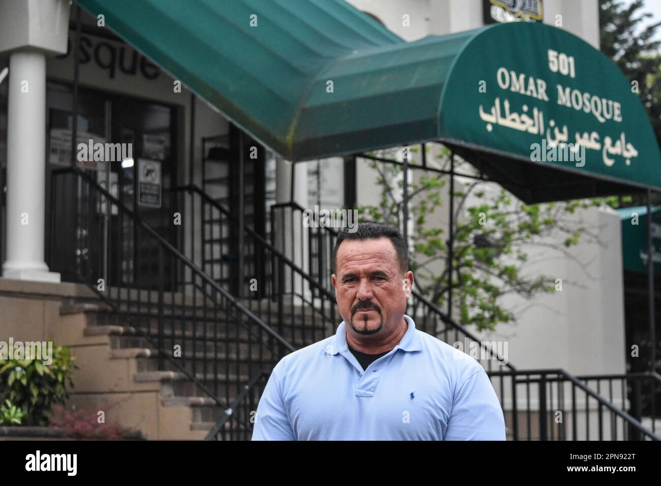 Héros, Moneer Simron se dresse devant la mosquée Omar. Moneer Simron a ...