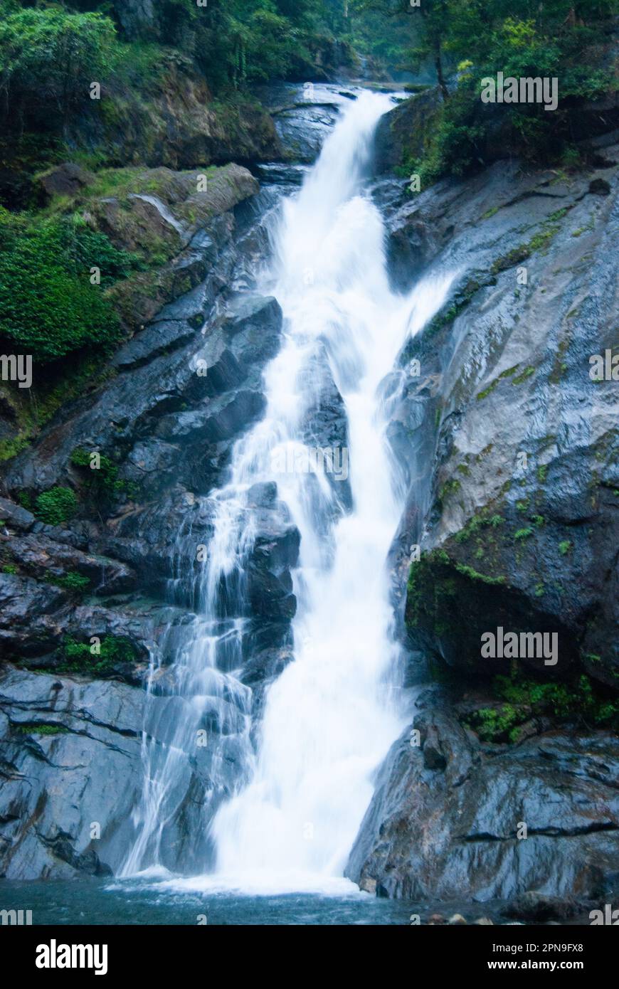Cascade de siruvani Banque de photographies et d’images à haute ...