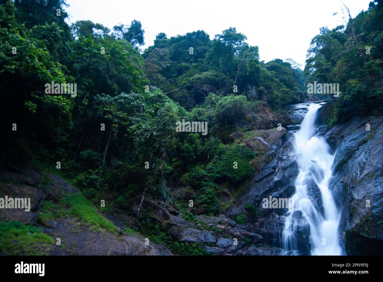 Cascade de siruvani Banque de photographies et d’images à haute ...