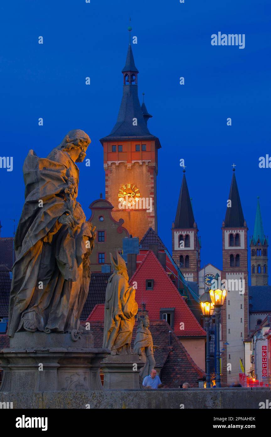 Ancien pont principal, hôtel de ville et cathédrale, Wurzburg, site classé au patrimoine mondial ...