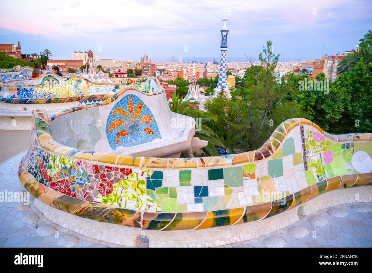 Bancs avec mosaïque colorée, Parc Gueell, parc par Antoni Gaudi, la ...