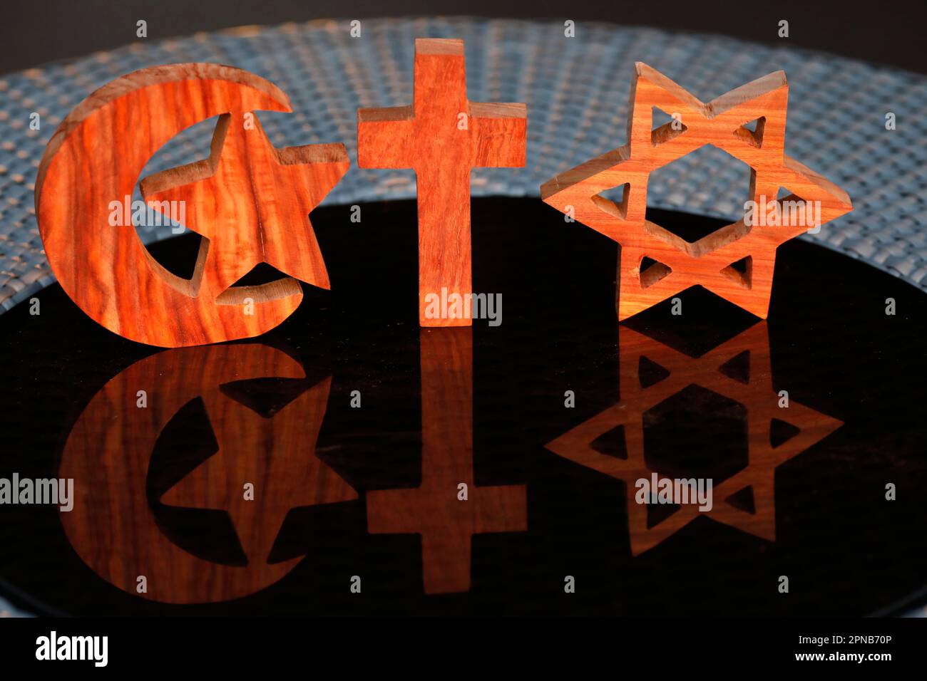 Notion d'égalité des droits: Égalité des religions. Une étoile juive de ...