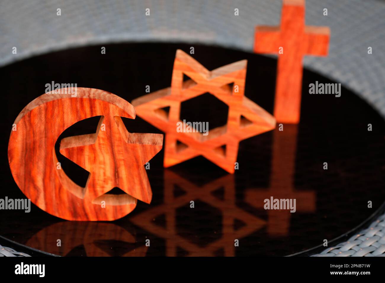 Notion d'égalité des droits: Égalité des religions. Une étoile juive de ...