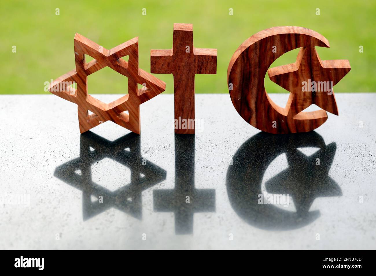 Notion d'égalité des droits: Égalité des religions. Une étoile juive de ...