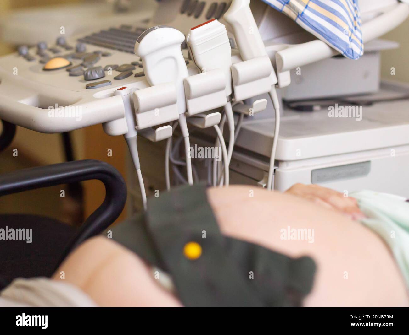 Une femme enceinte subit un examen médical. Cardiotocographie pour un ...