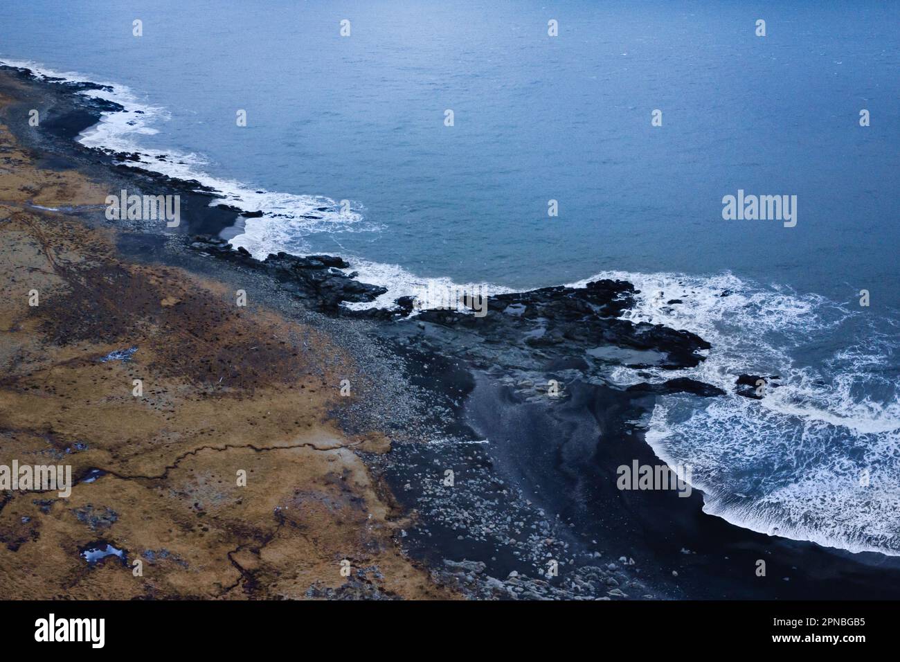 Vue aérienne d'une mer paisible et sans fin avec des vagues mousseuse ...