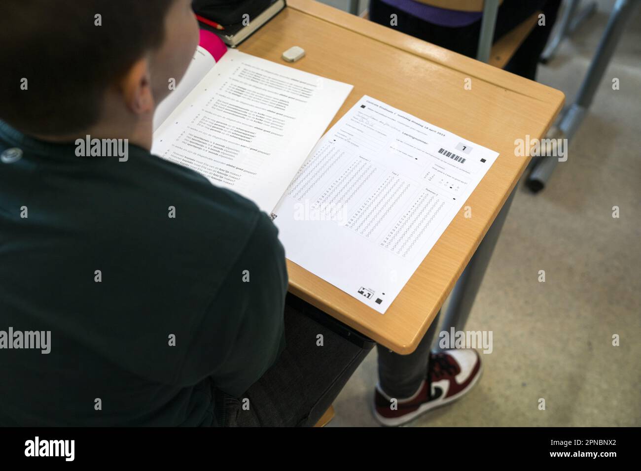 DE BILT - les étudiants du groupe 8 considèrent le Central final Test ...