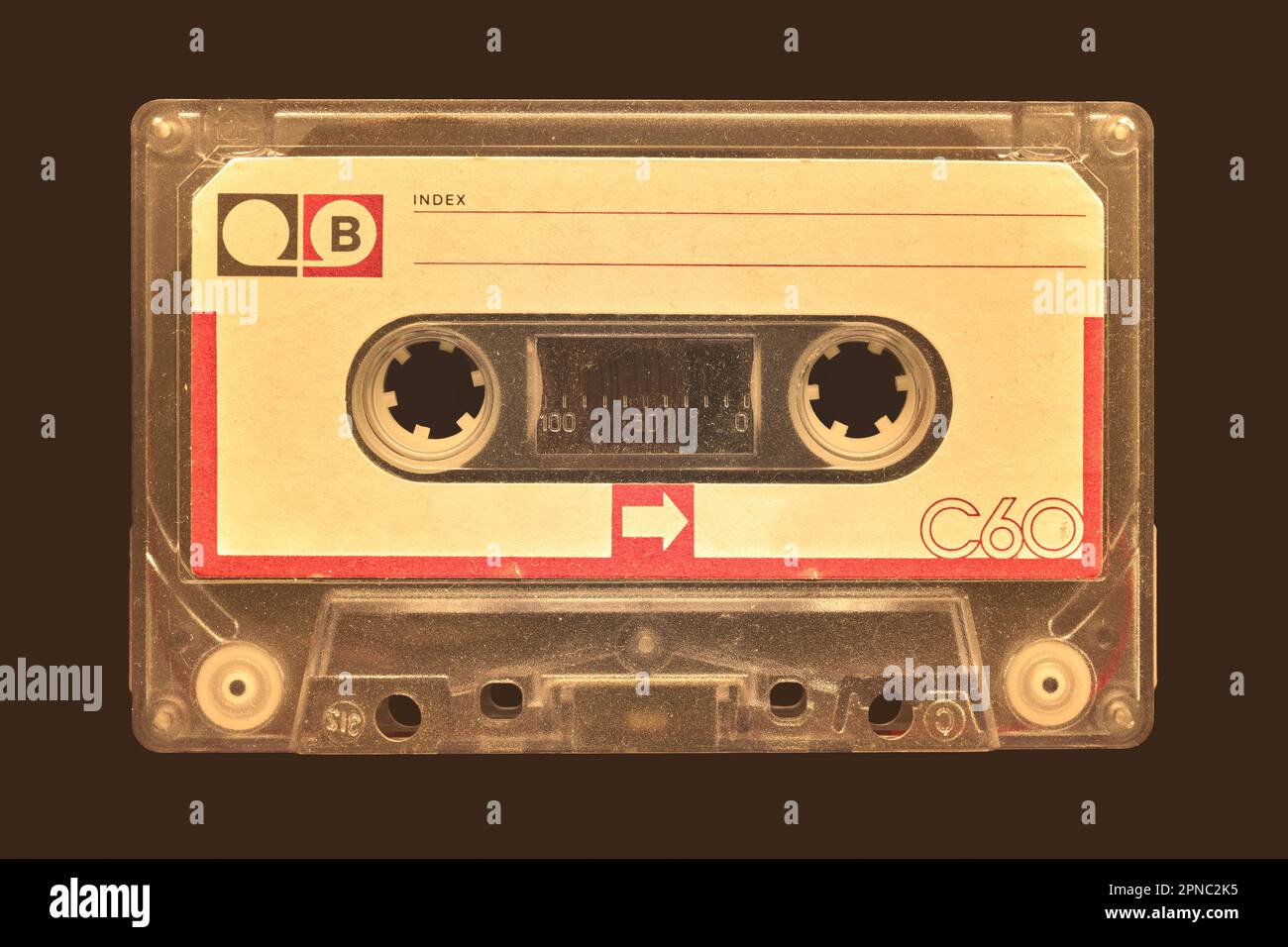 Cassette audio compacte ancienne et vintage devant une pièce sombre ...
