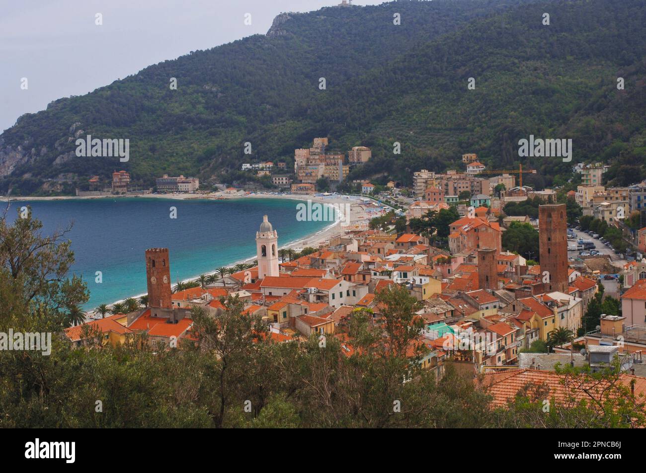 Vue sur le village de Noli depuis les ruines du château de Monte Ursino ...