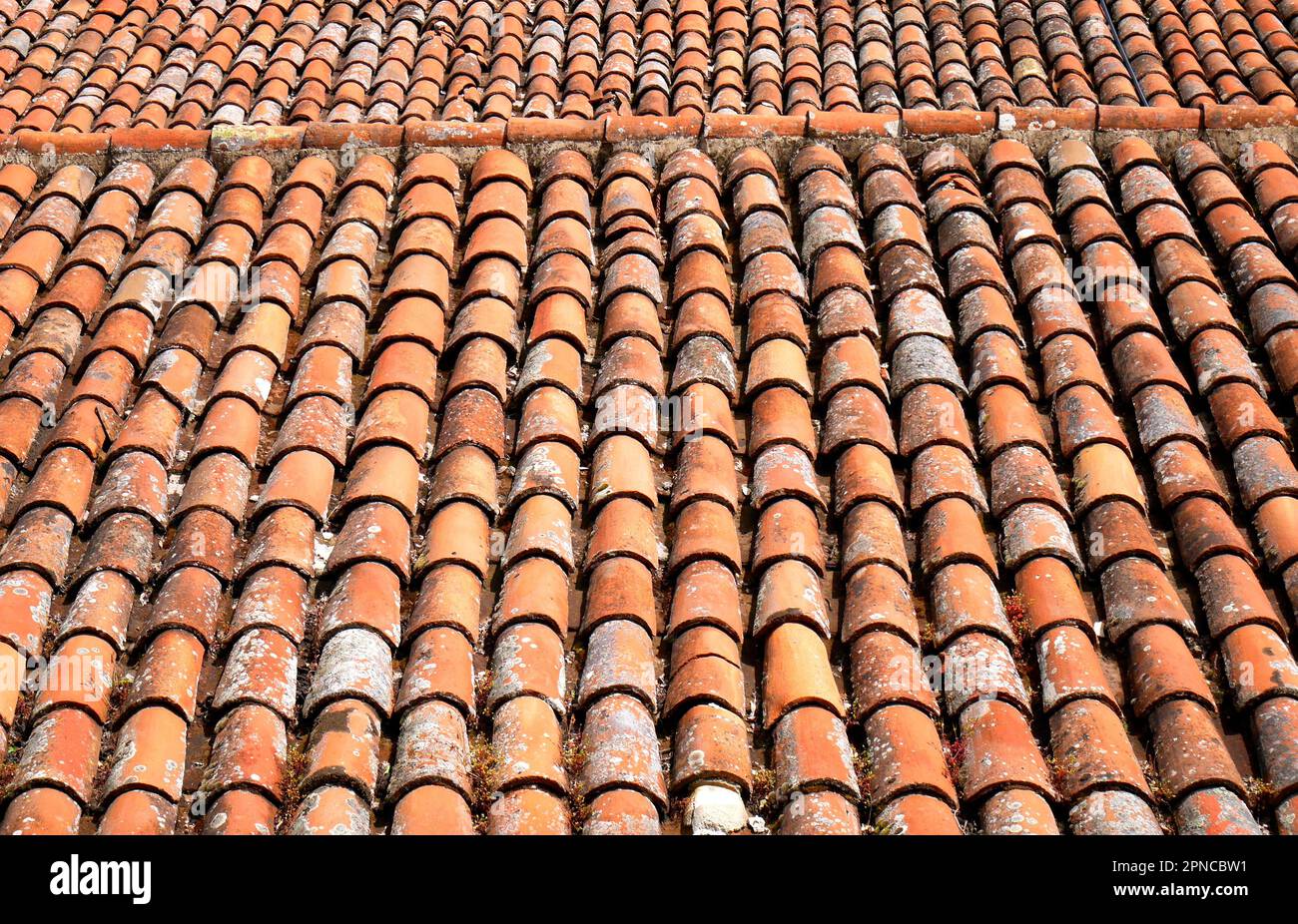 Tuiles sur le toit d'une maison dans le village de montagne de ...