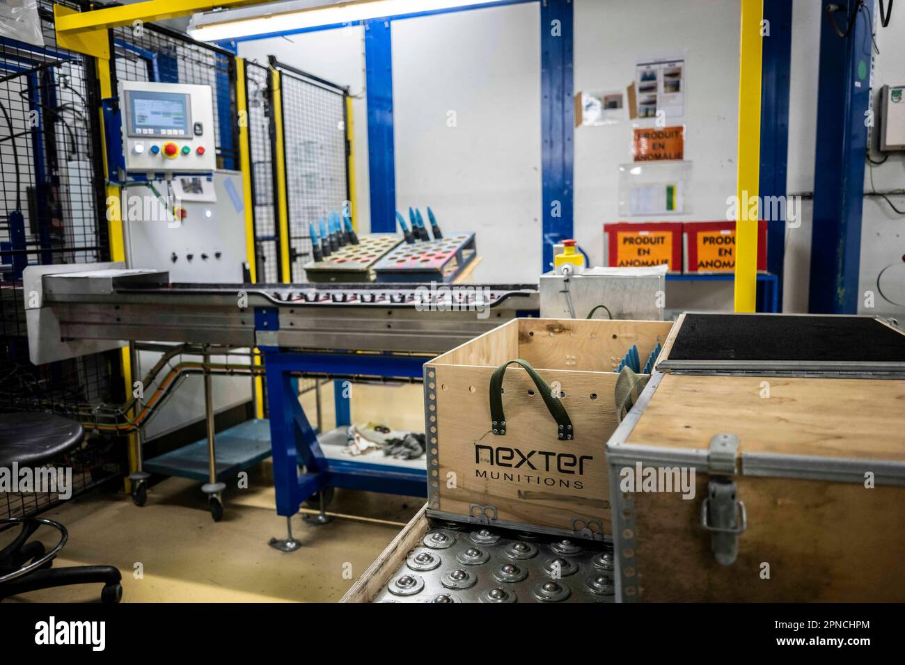 Cette photo montre l'intérieur de l'usine Nexter Arrowtech, près de ...