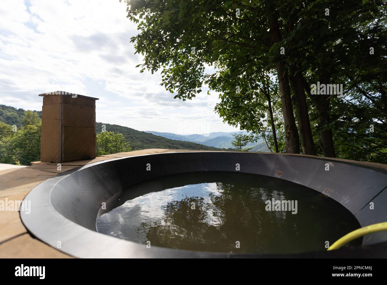 Grande cuve avec eau chaude et herbes pour se baigner, spa et se ...