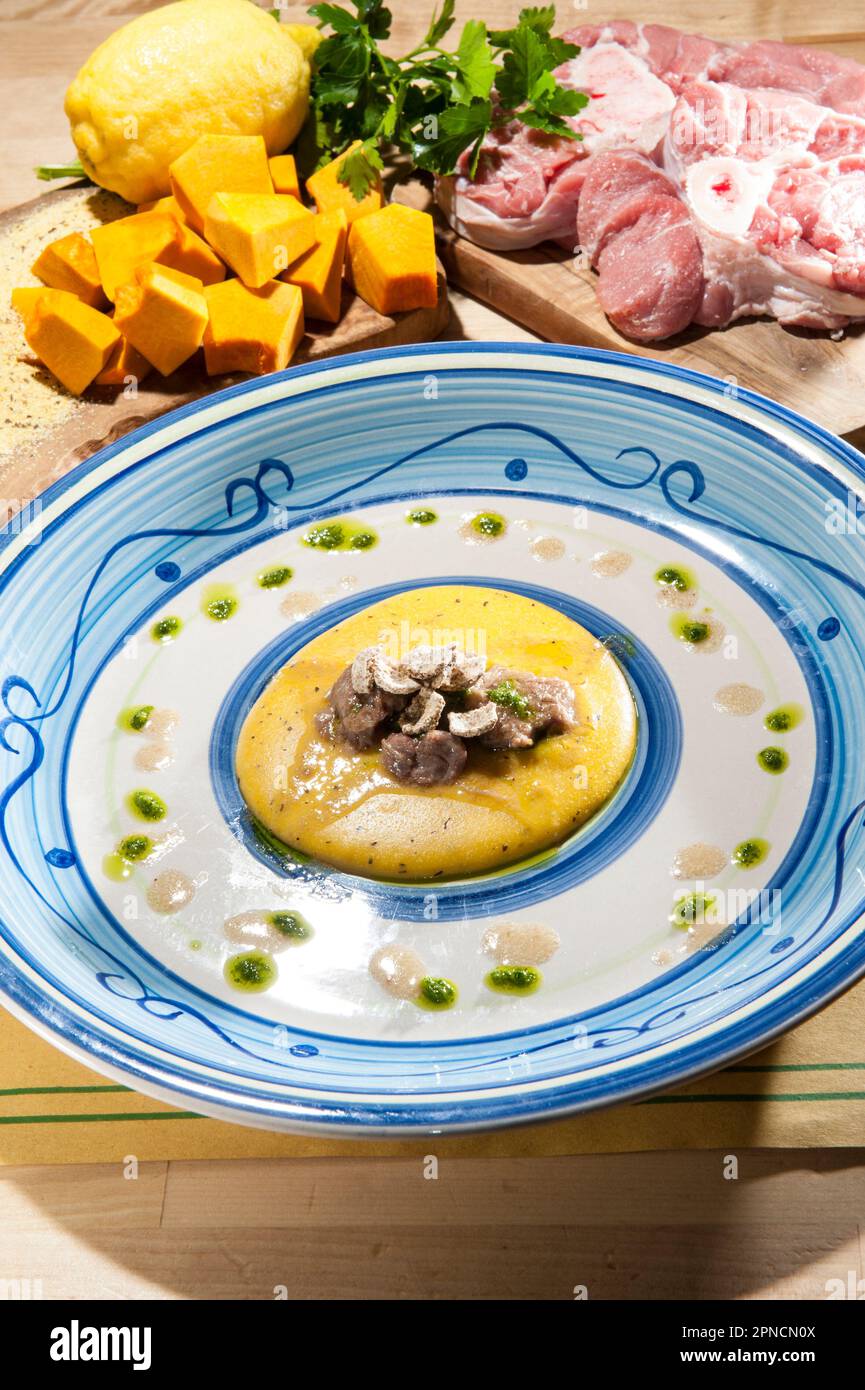 Polenta avec ragoût Banque de photographies et d’images à haute ...