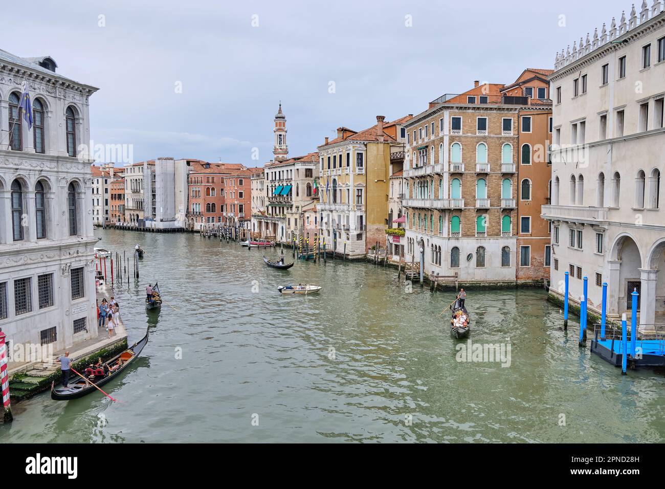 Le pont du Rialto (Ponte di Rialto), le plus ancien des quatre ponts ...
